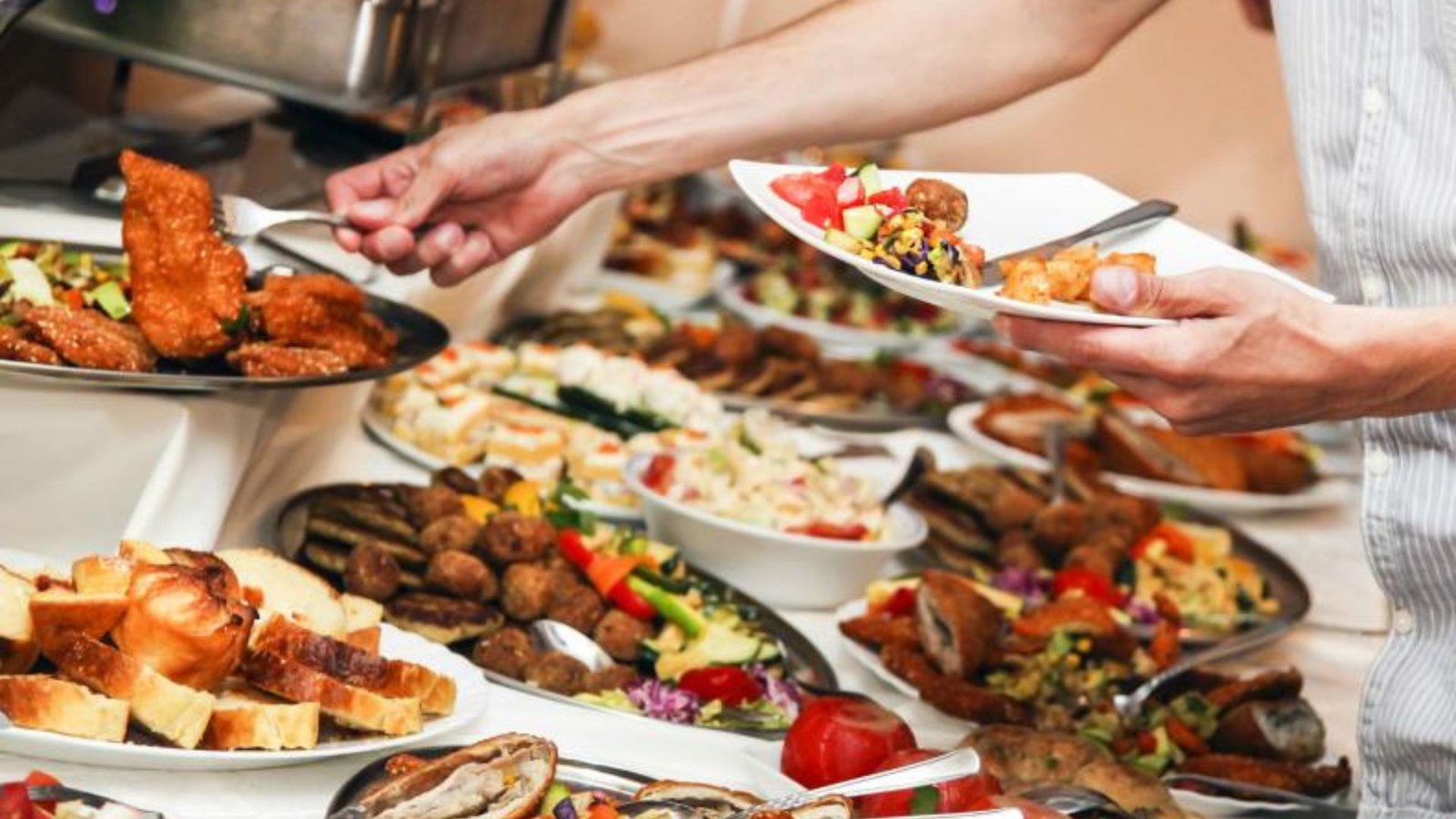 How to Navigate Hotel Buffets for a Healthy Meal - Hotel Grouper